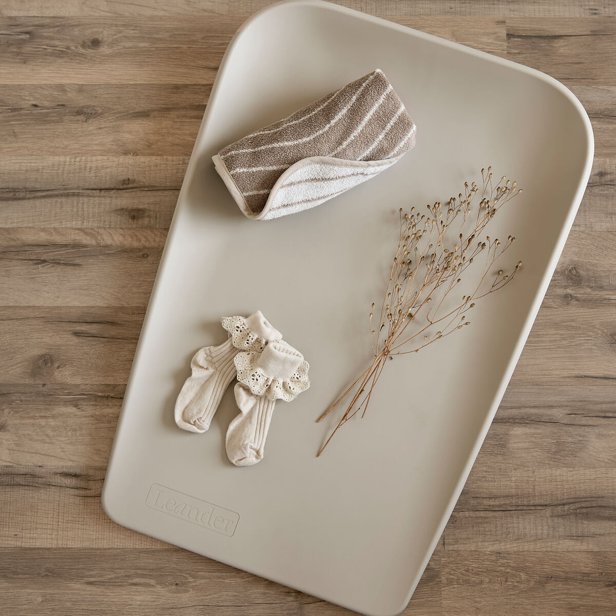 Leander Matty™ Mini Wickelauflage - Cappuccino – Leander DE